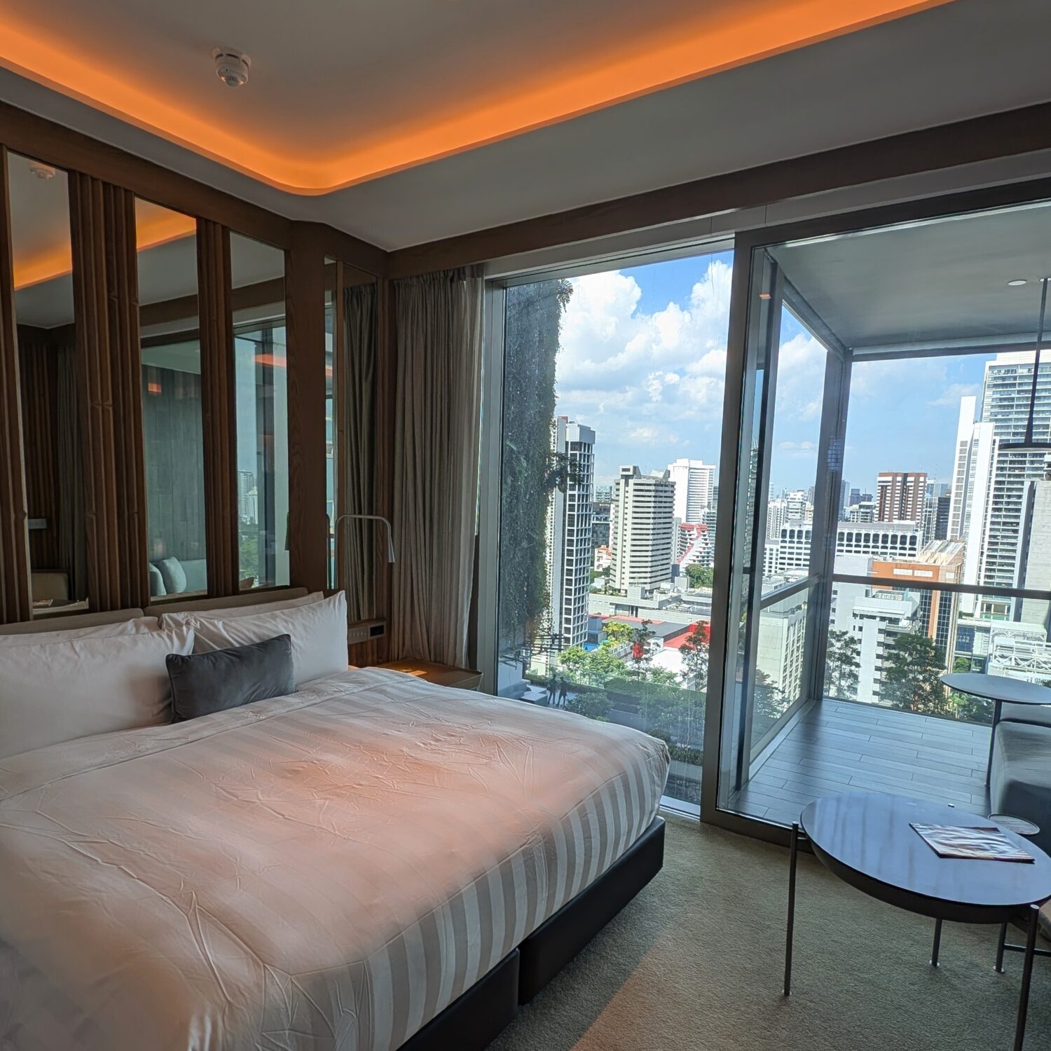 Hotel Review: Pan Pacific Orchard (Pacific Club Balcony King ...